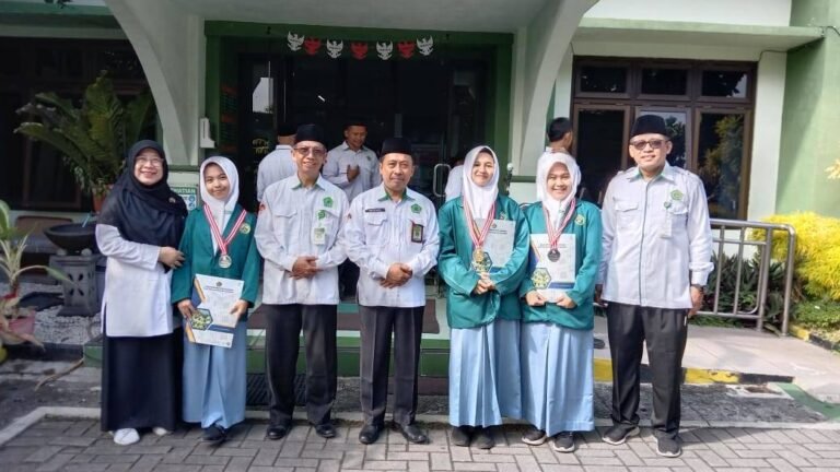 Selamat dan Sukses! Tiga Siswa MAN 1 Sleman Lolos OMI 2025 ke Tingkat ...